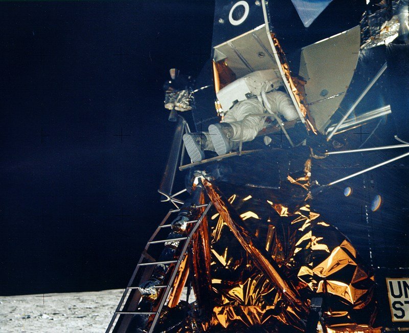 Photo Of Neil Armstrong's Spacesuit Doesn't Match Footprints On The ...